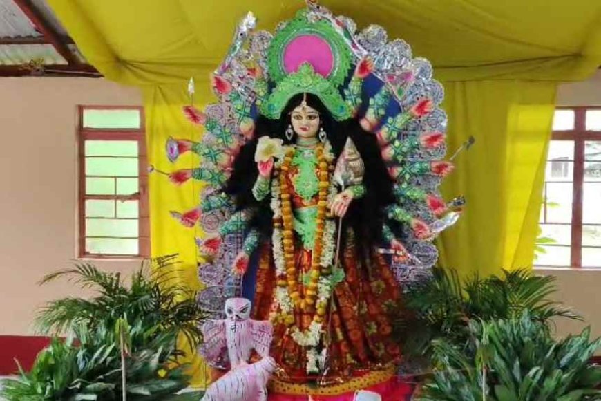 Devi Laxmi takes her Puja with 18 hands - Aajkaal
